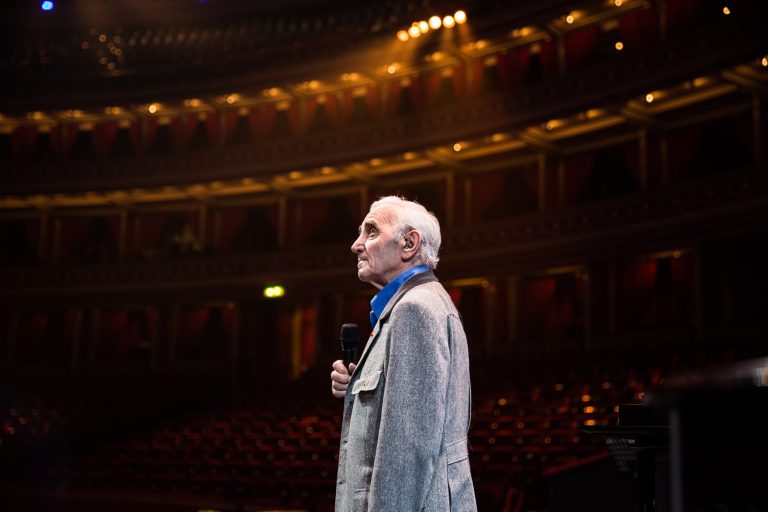 Biography - シャルル・アズナヴール | Charles Aznavour - UNIVERSAL MUSIC JAPAN