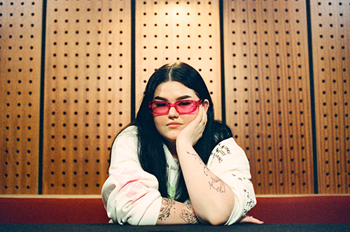 BIOGRAPHY - メイ・スティーブンス - UNIVERSAL MUSIC JAPAN