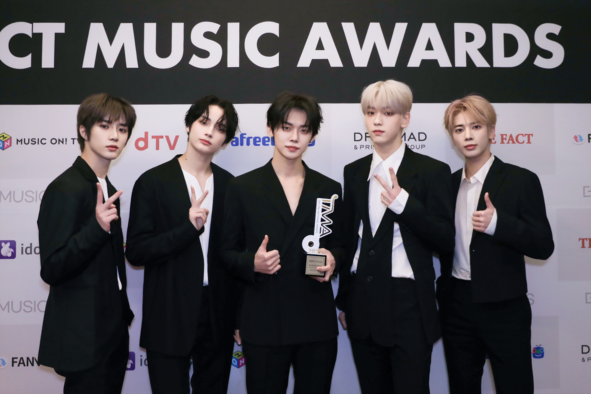 TOMORROW XTOGETHER 4年連続「2022 THE FACT MUSIC AWARDS」受賞…「今年のアーティスト」栄誉！’4世代リーダー‘立証！ - TOMORROW X ...